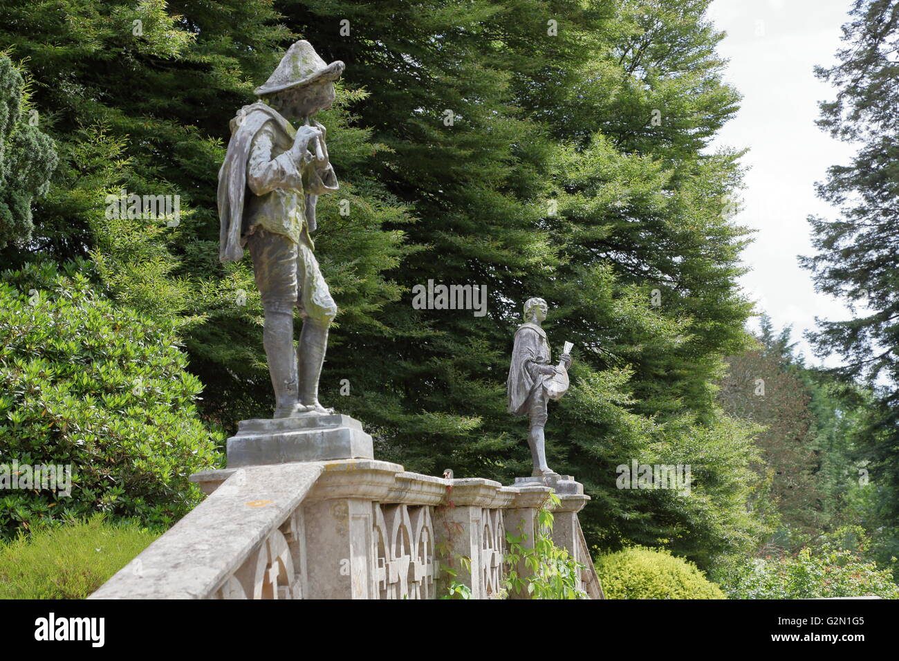 Statue flute player hi-res stock photography and images - Alamy