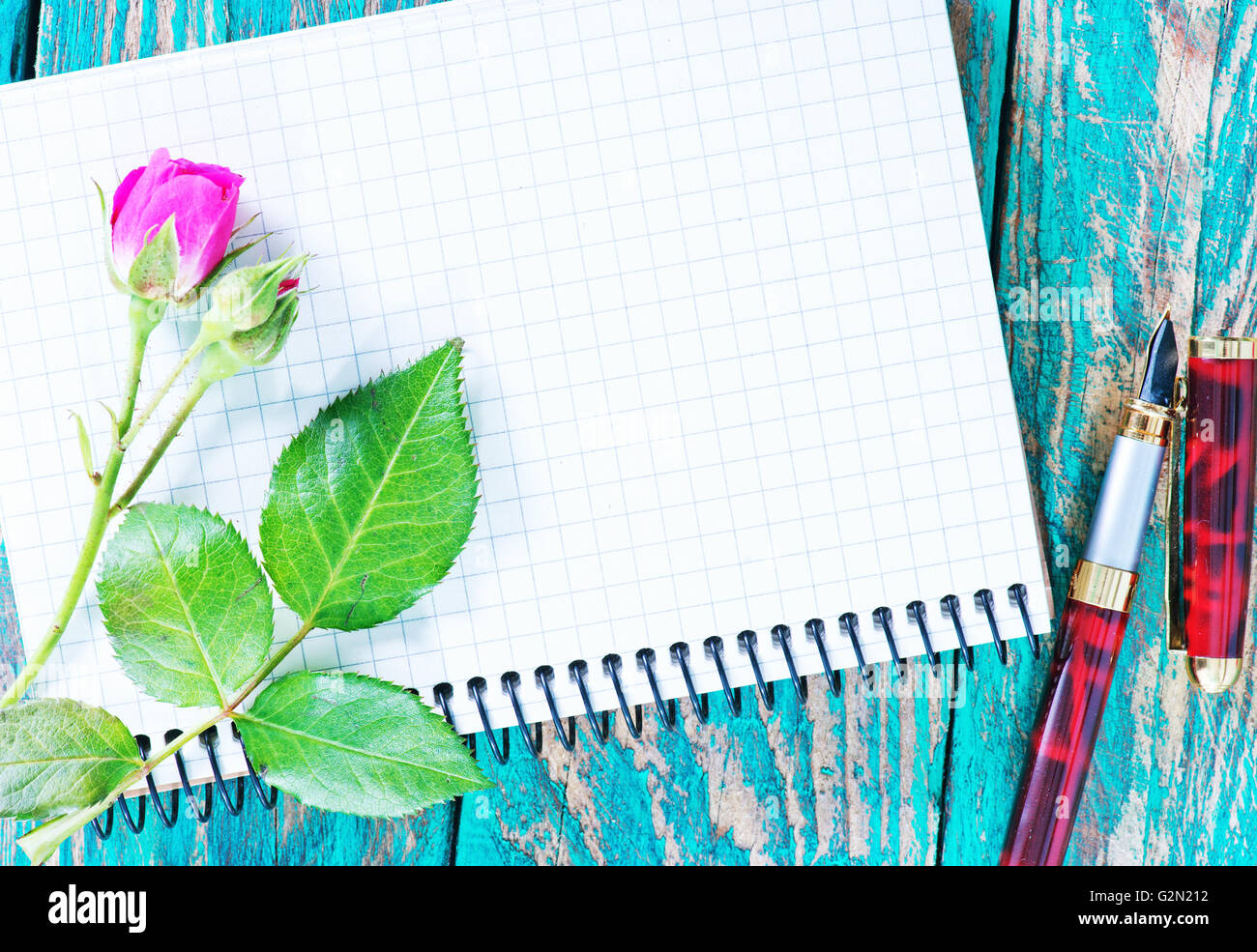 rose and note on the wooden table Stock Photo - Alamy