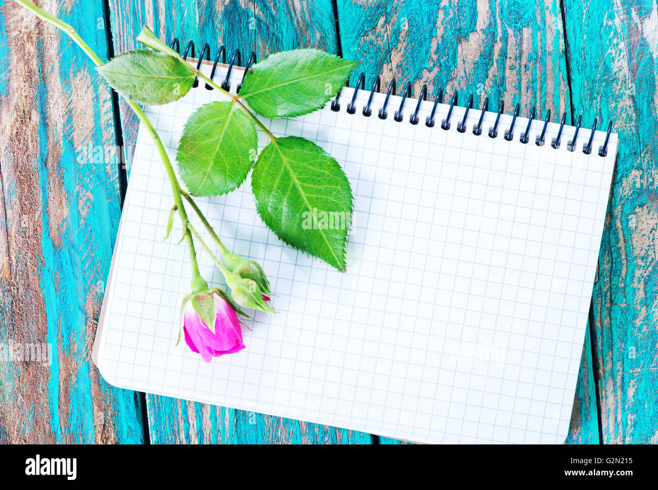 rose and note on the wooden table Stock Photo - Alamy