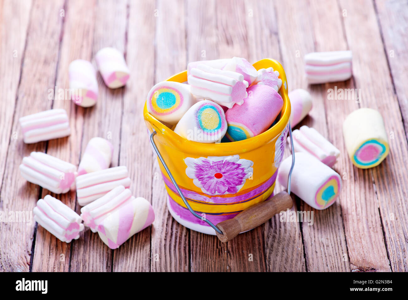marshmallow on the wooden table, color marshmallow Stock Photo - Alamy