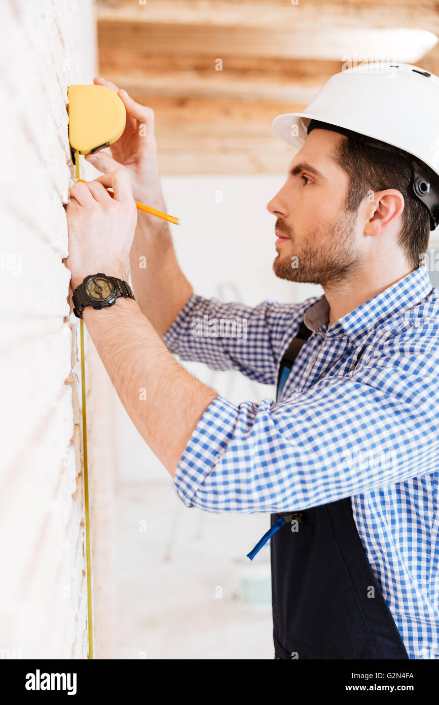 Builder measuring hi-res stock photography and images - Alamy