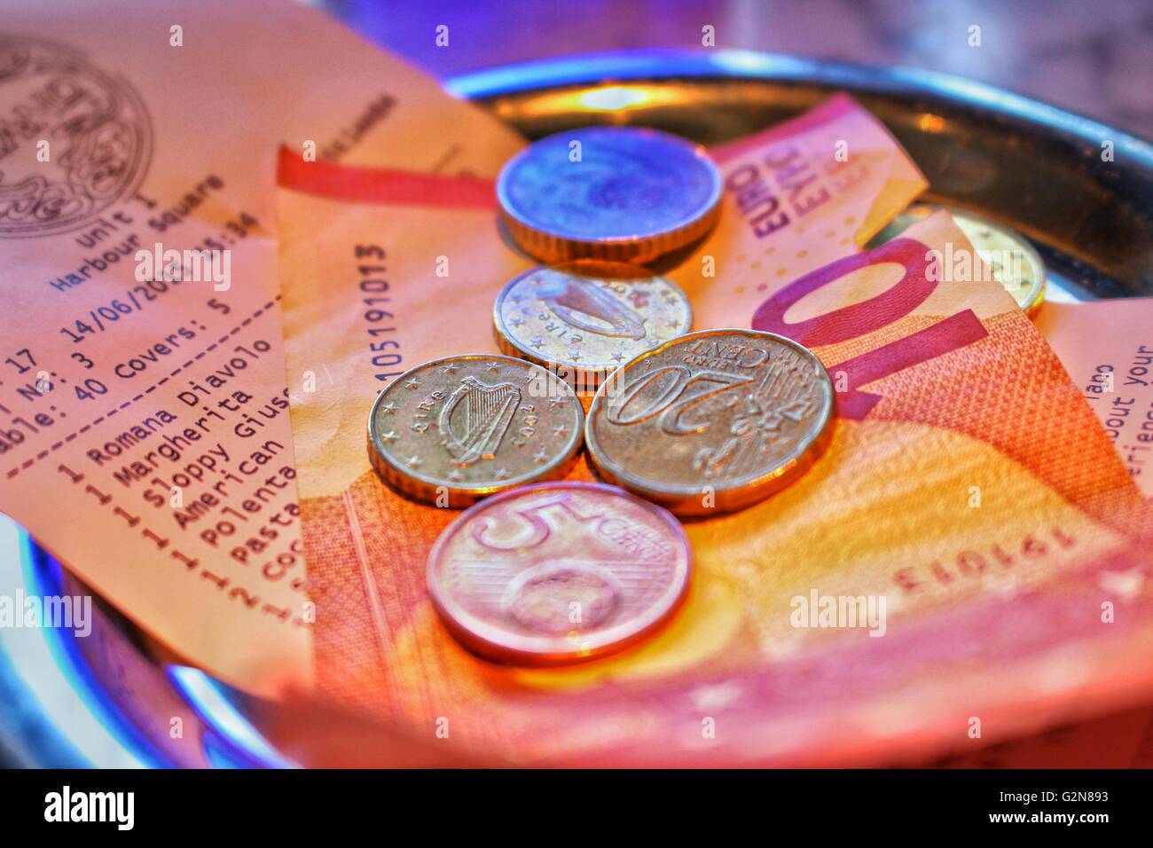 Restaurant bill tray hi-res stock photography and images - Alamy