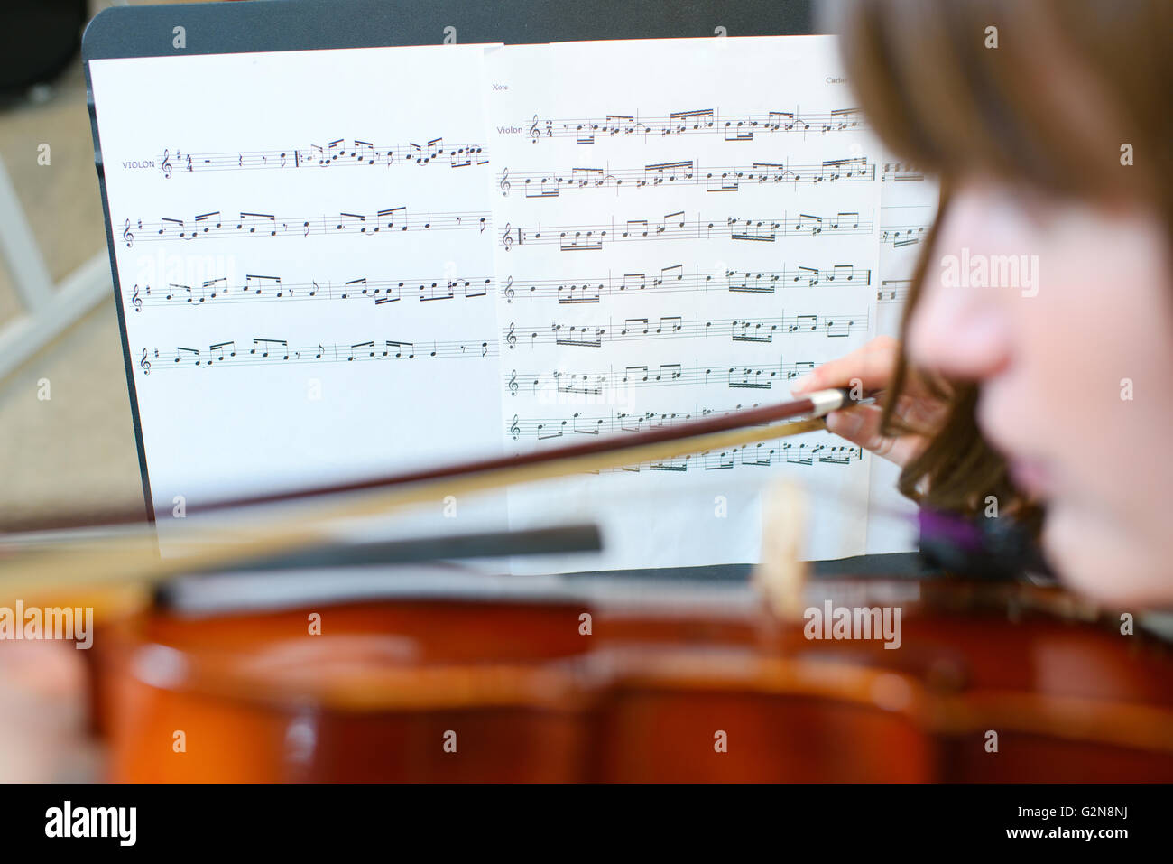 Violin lesson hi-res stock photography and images - Alamy