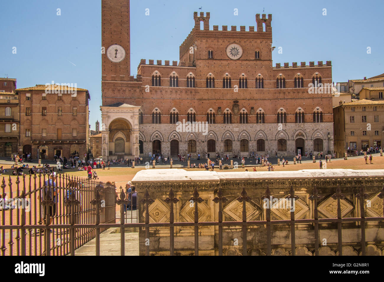 Plazzo Pubblico (Town Hall) in "Il Campo", a medieval Piazza in Siena ...
