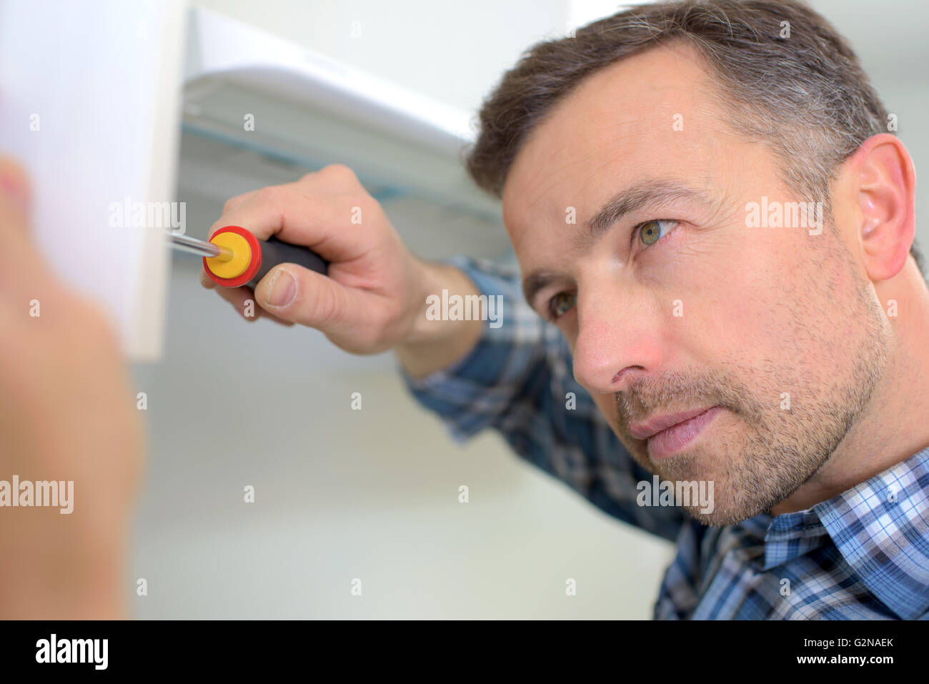 Carpenter fitting a new kitchen Stock Photo - Alamy