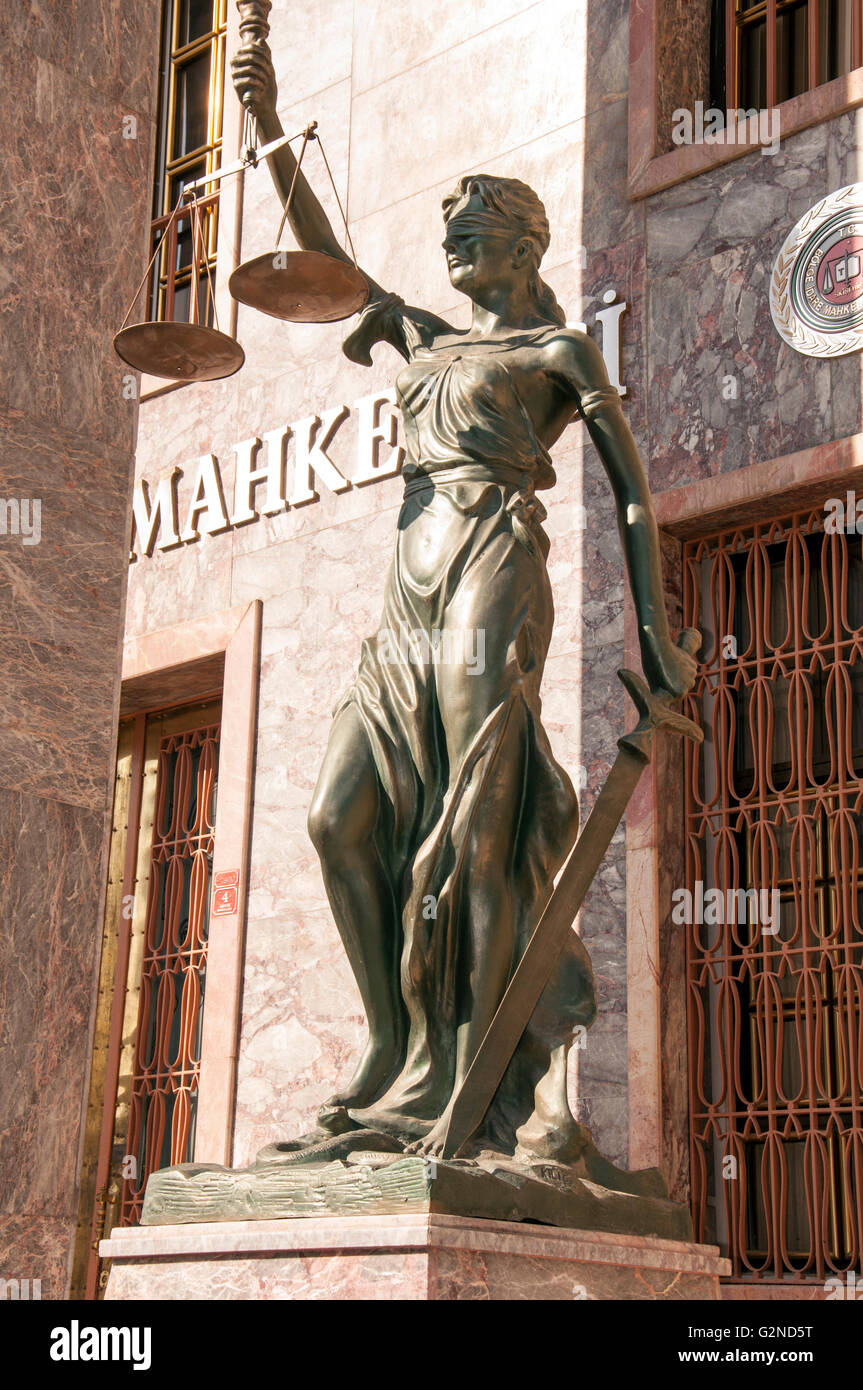 Justice statue balance hi-res stock photography and images - Alamy