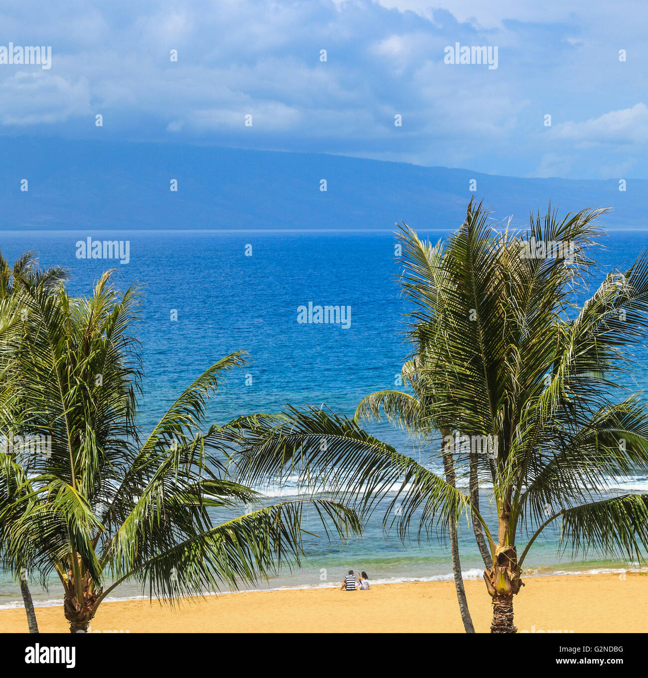 Beach goers on sandy beach hi-res stock photography and images - Alamy