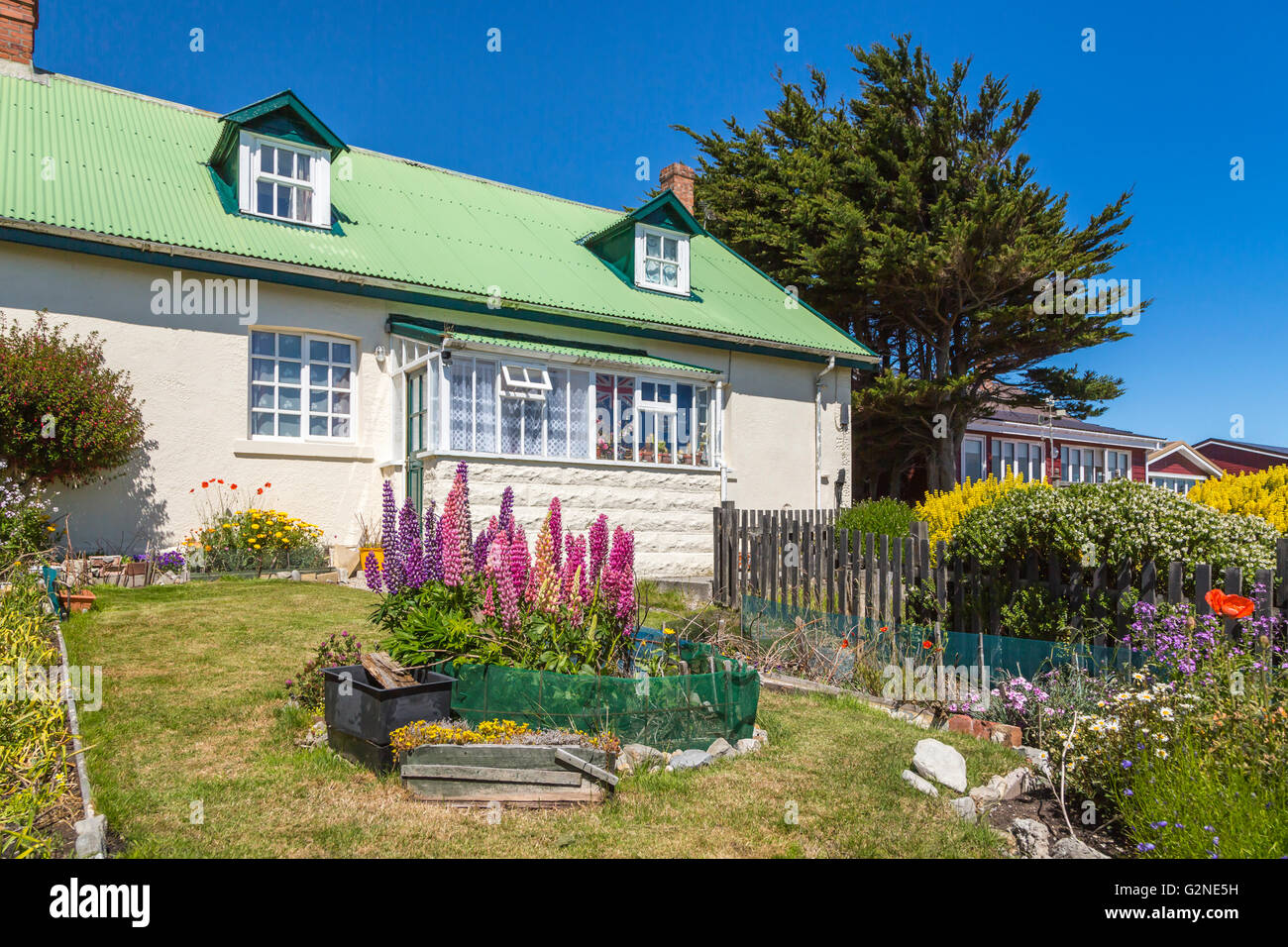 Row house street hi-res stock photography and images - Alamy