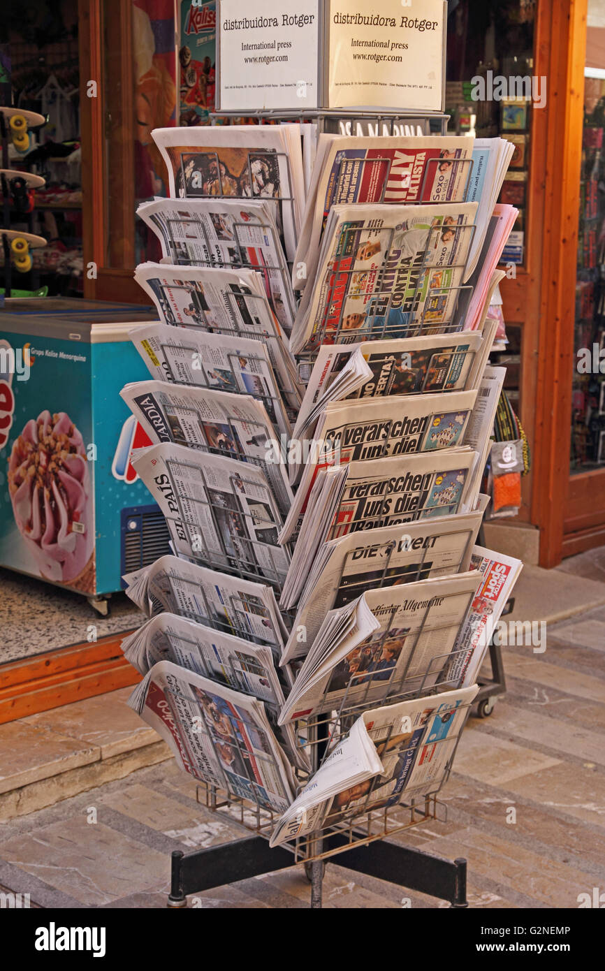 News rack hi-res stock photography and images - Alamy