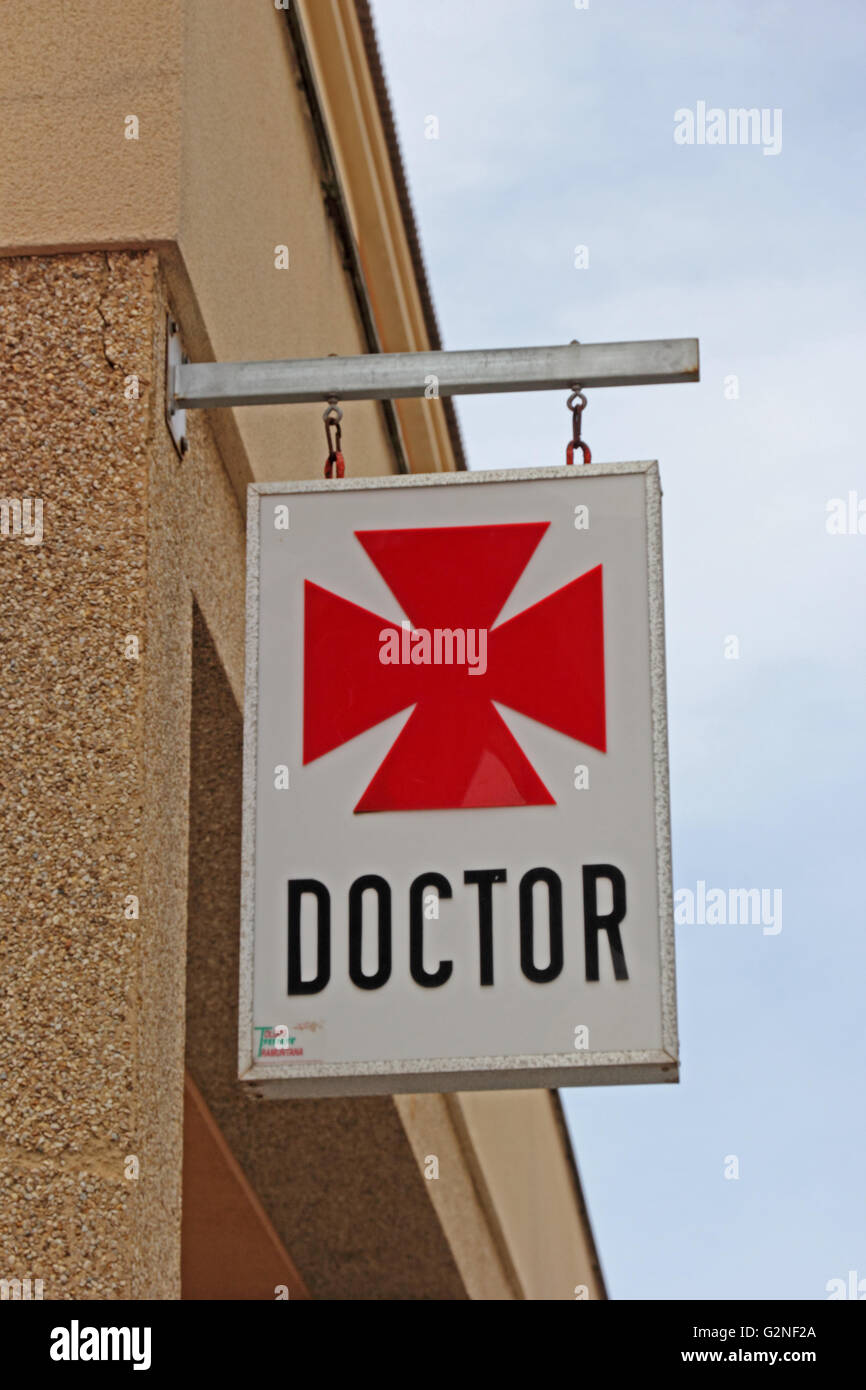 Doctor sign red cross hi-res stock photography and images - Alamy