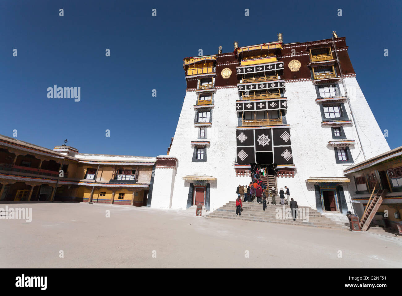 Tourists at potala palace hi-res stock photography and images - Alamy