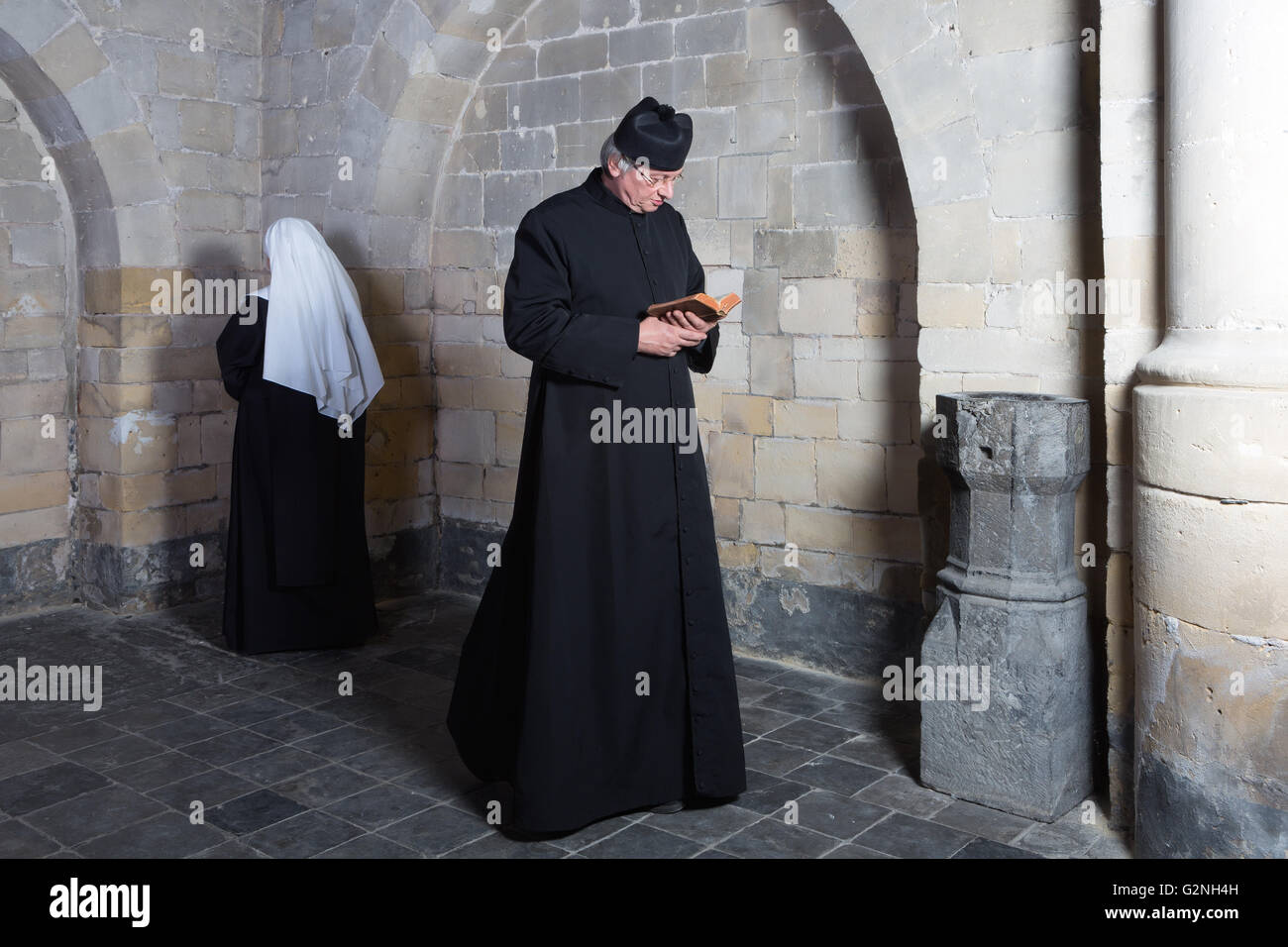 Medieval priest hi-res stock photography and images - Alamy