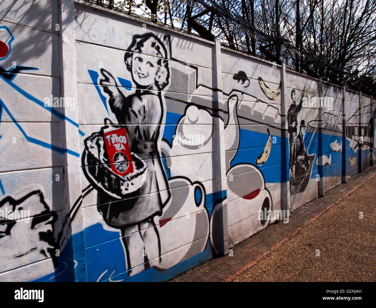 Grand union canal graffiti hi-res stock photography and images - Alamy