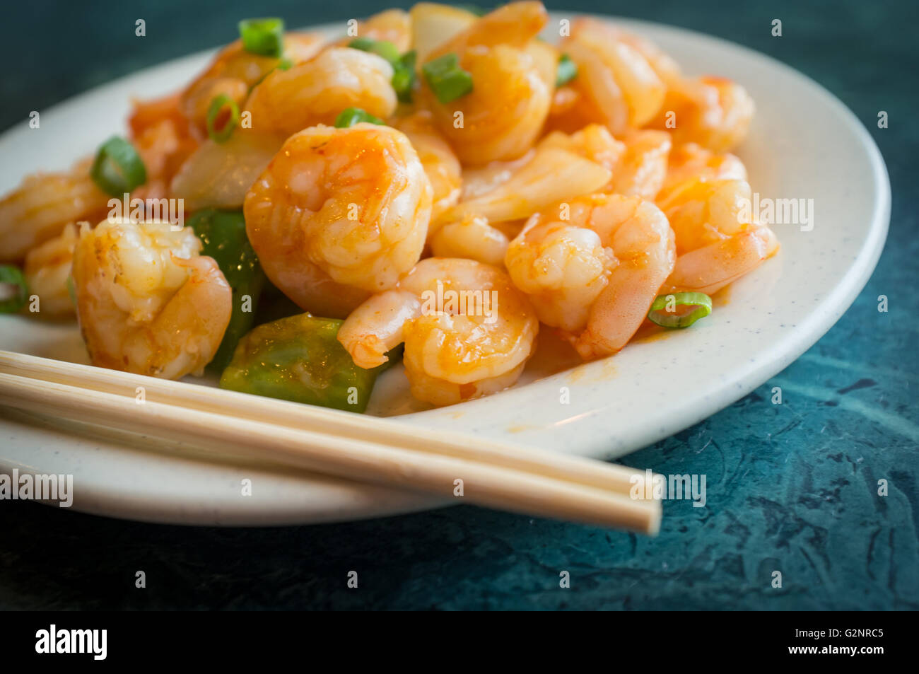 Chinese hot and spicy szechuan shrimp with green onions Stock Photo - Alamy