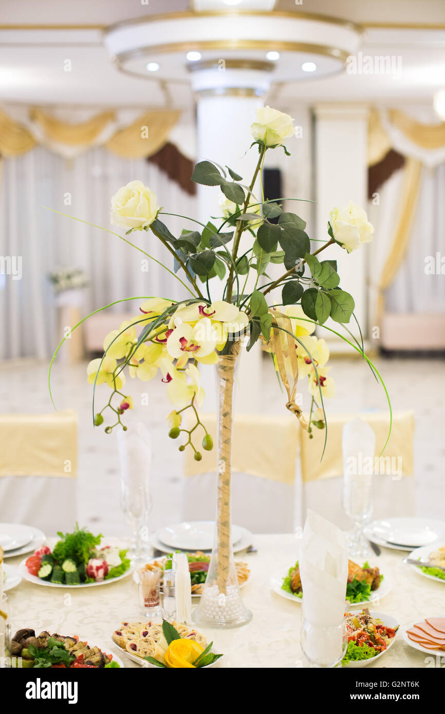 Banquet wedding table setting on evening reception Stock Photo - Alamy