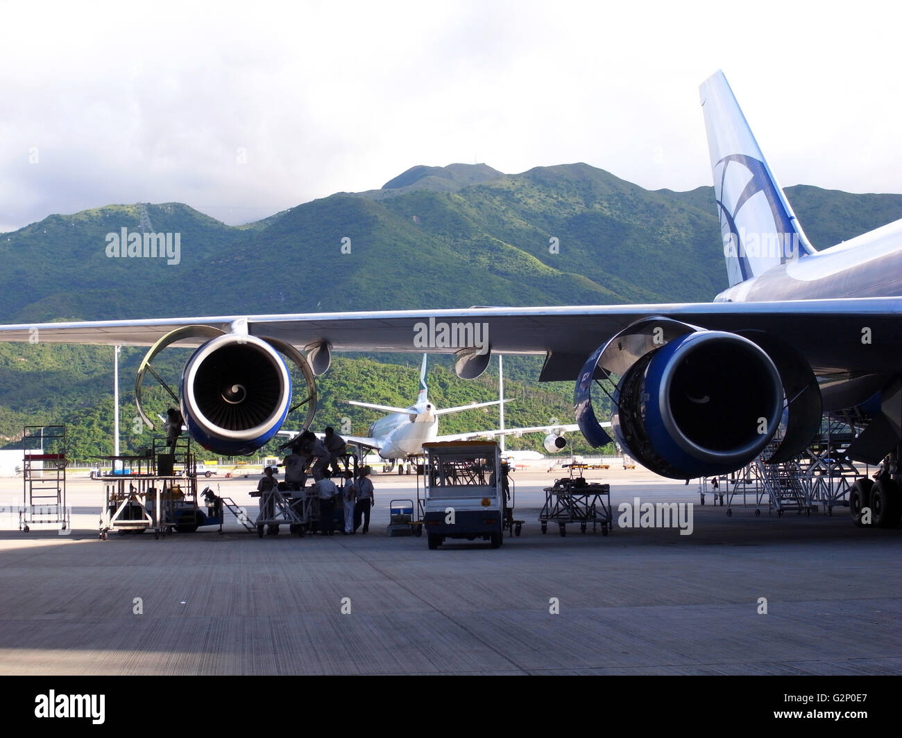 Aeroplane loading hi-res stock photography and images - Alamy