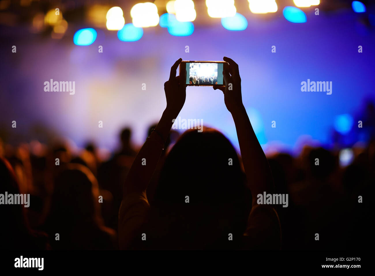 Concert crowd night hi-res stock photography and images - Alamy