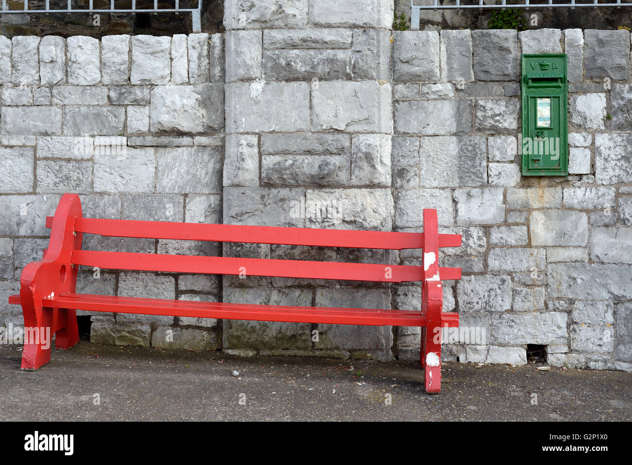 Decorative bench against brick wall hi-res stock photography and images ...