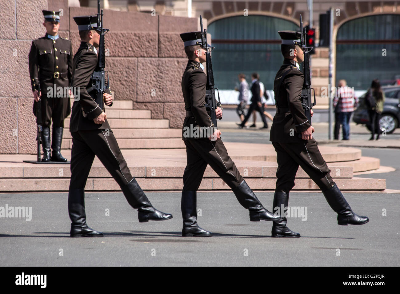 Changing of the guard at The Peace Monument Riga Latvia Stock Photo - Alamy