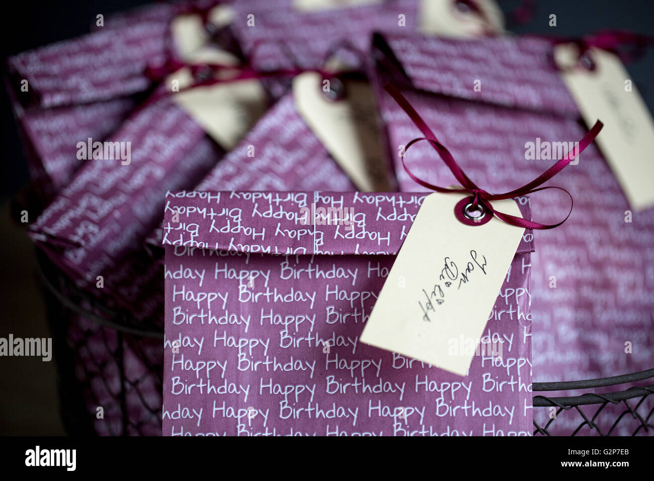 Violet Gift Bags With Name Tags At Childs Birthday Party Stock Photo Alamy violet-gift-bags-with-name-tags-at-childs-birthday-party-stock-photo-alamy