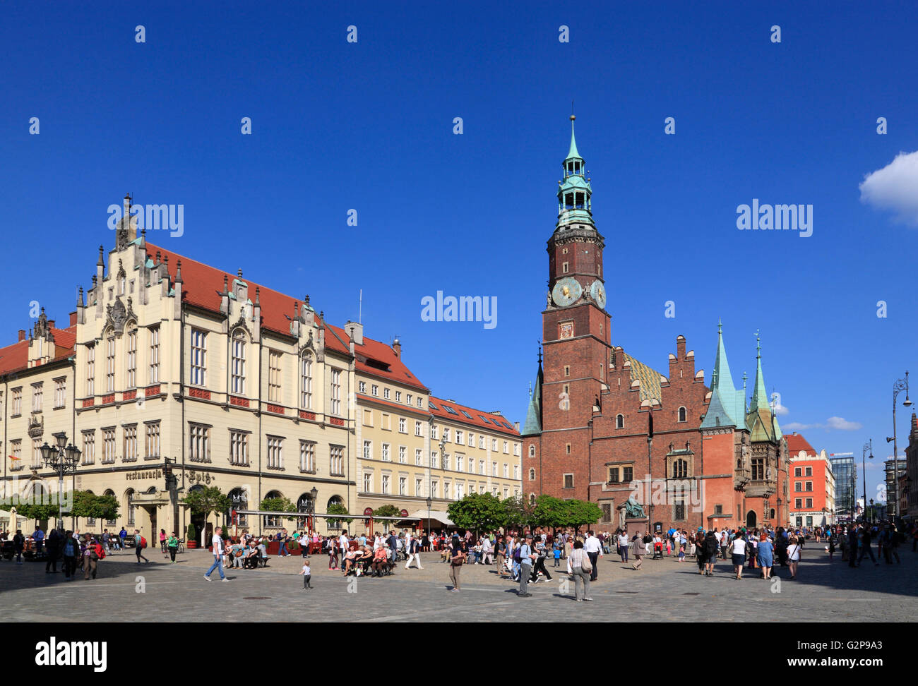 Old and new town hall at market square (Rynek), Wroclaw, Silesia ...
