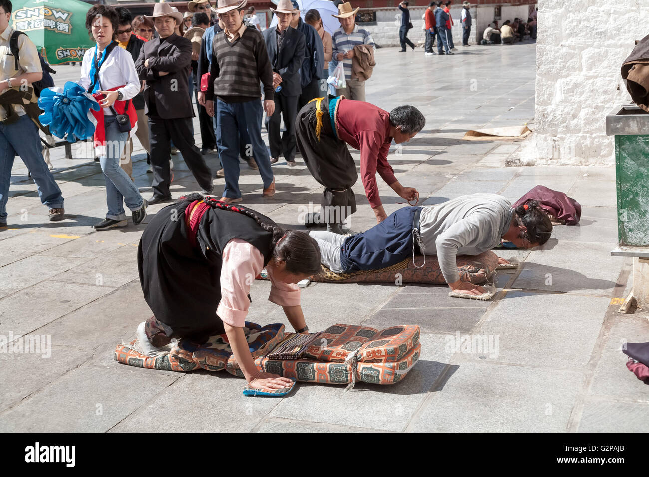 Pilgrims praying in front of Jokhang Temple. Lhasa, Tibet Stock Photo ...
