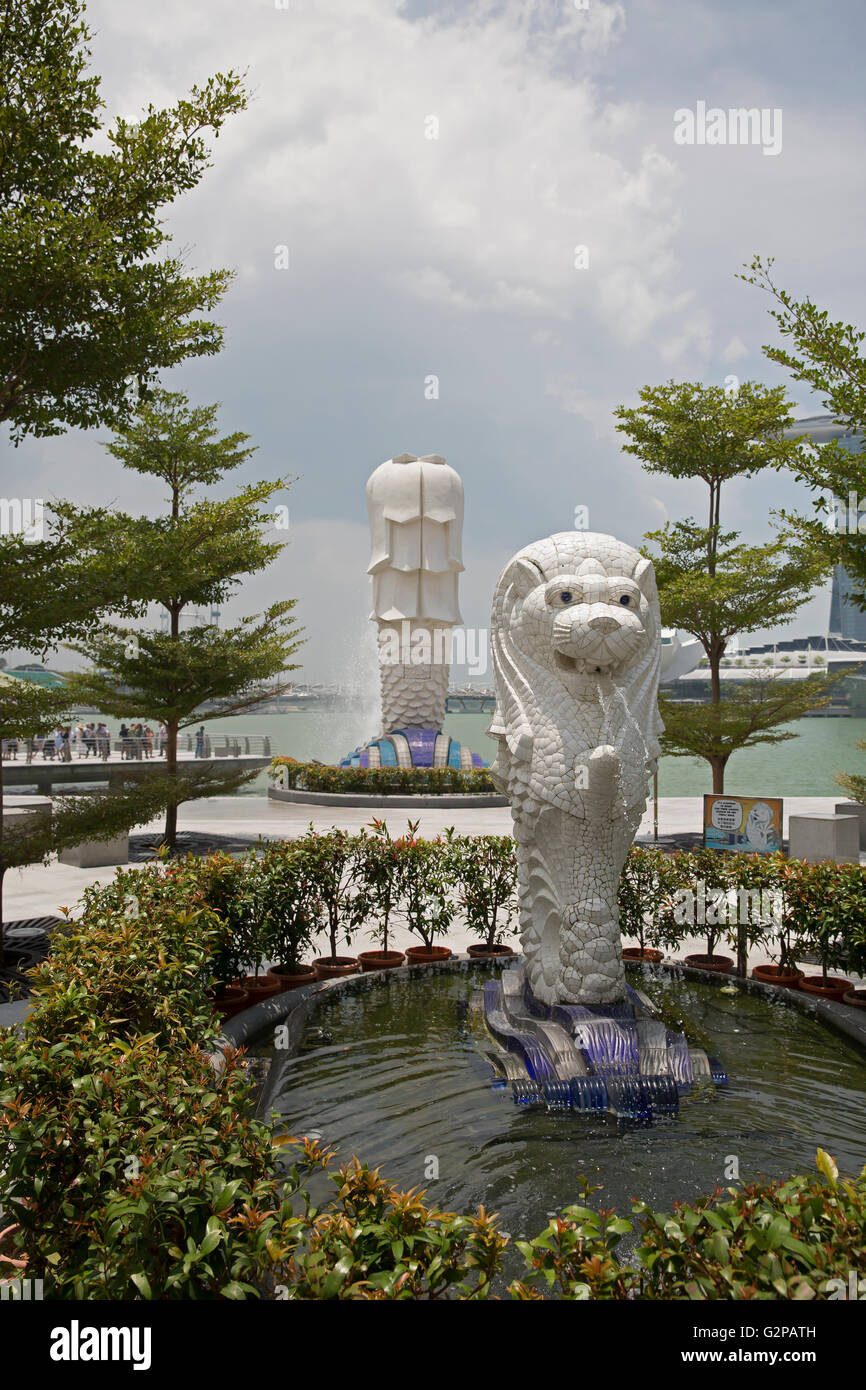 Merlion and Merlion cub water fountains in Singapore Stock Photo - Alamy