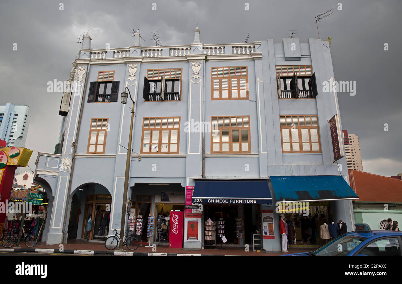Flats over shop hi-res stock photography and images - Alamy