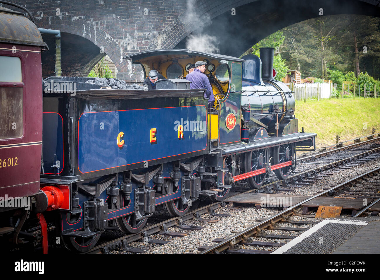 Steam train passing under bridge hi-res stock photography and images ...