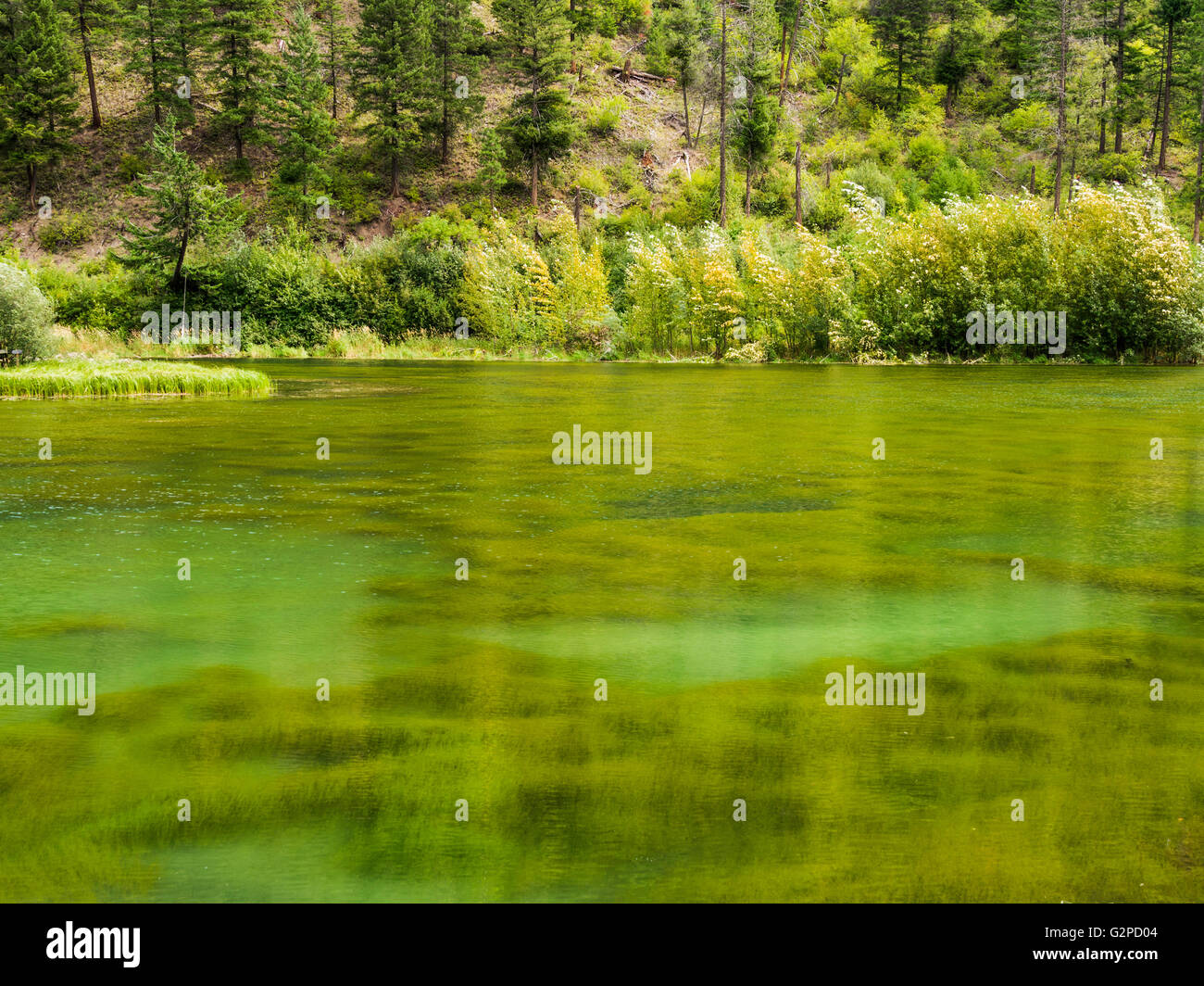 Emerald green mountain lake hi-res stock photography and images - Alamy