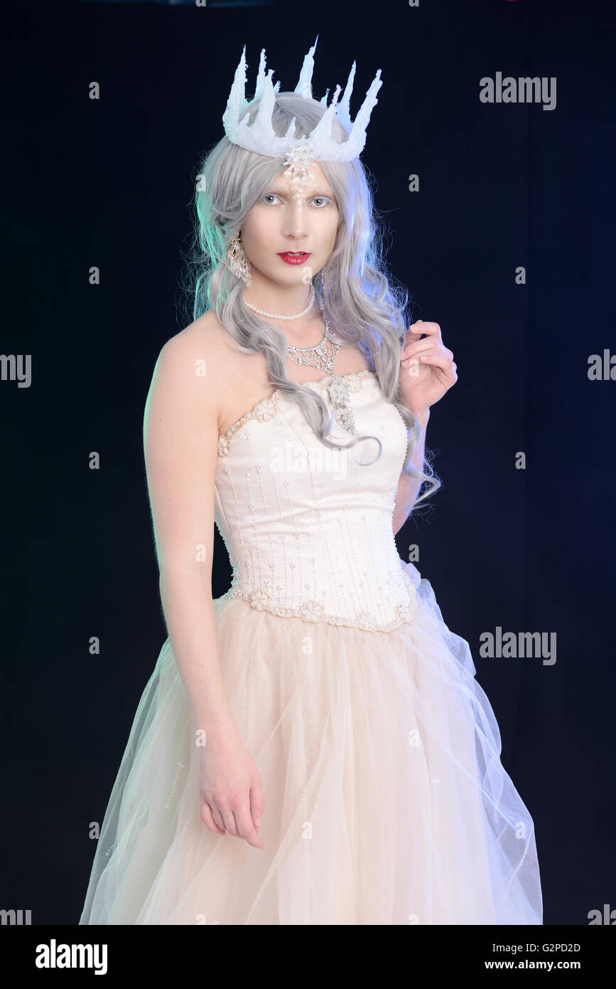 Ice queen fashion hi-res stock photography and images - Alamy