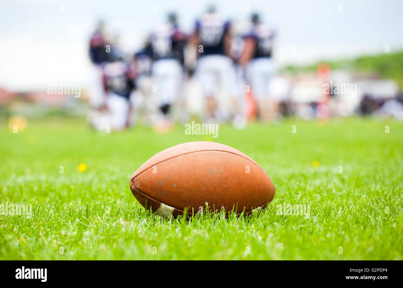 Football quarterback receive hi-res stock photography and images - Alamy