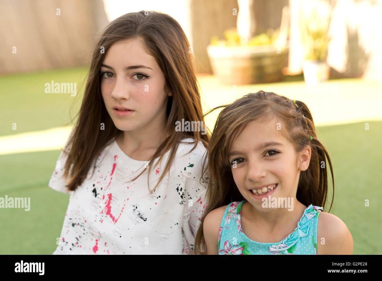portrait of two sisters outdoors with natural light Stock Photo - Alamy