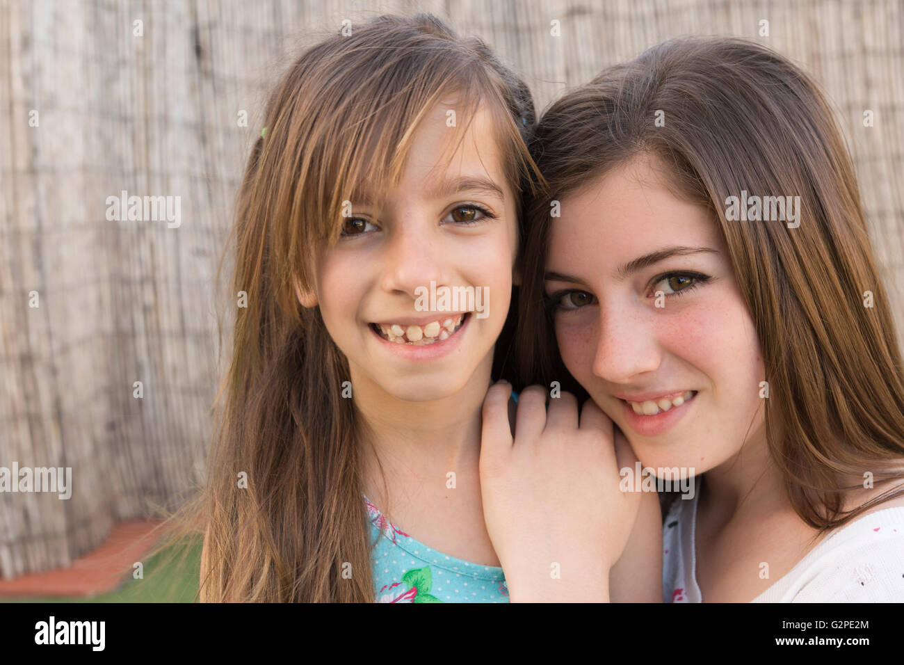 portrait of two sisters outdoors with natural light Stock Photo - Alamy
