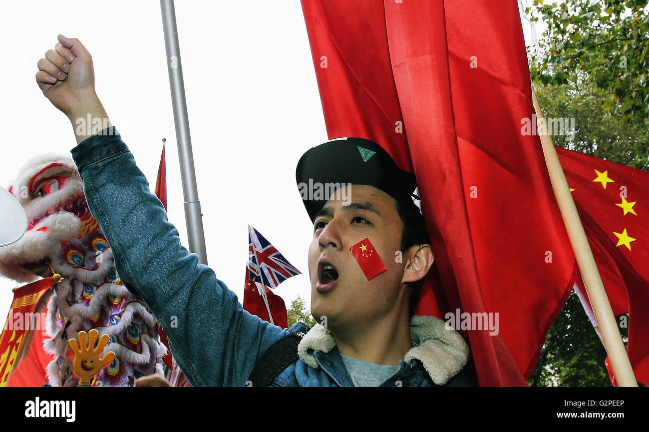 England, London, Chinese supporters outside Downing Street at the visit ...