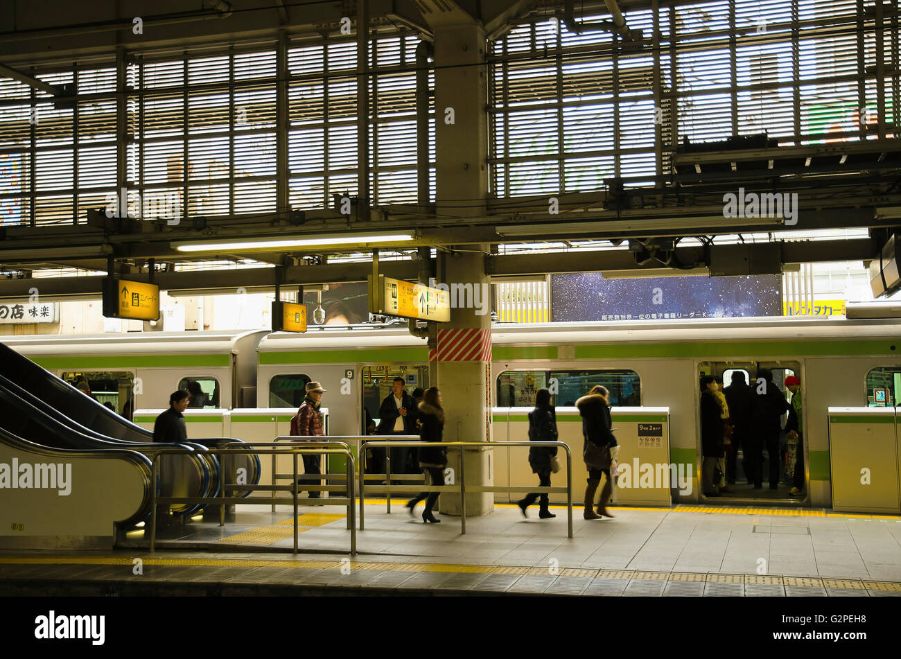 Japan, Tokyo, Tamachi, Yamanote line platform of Tokyo train station ...