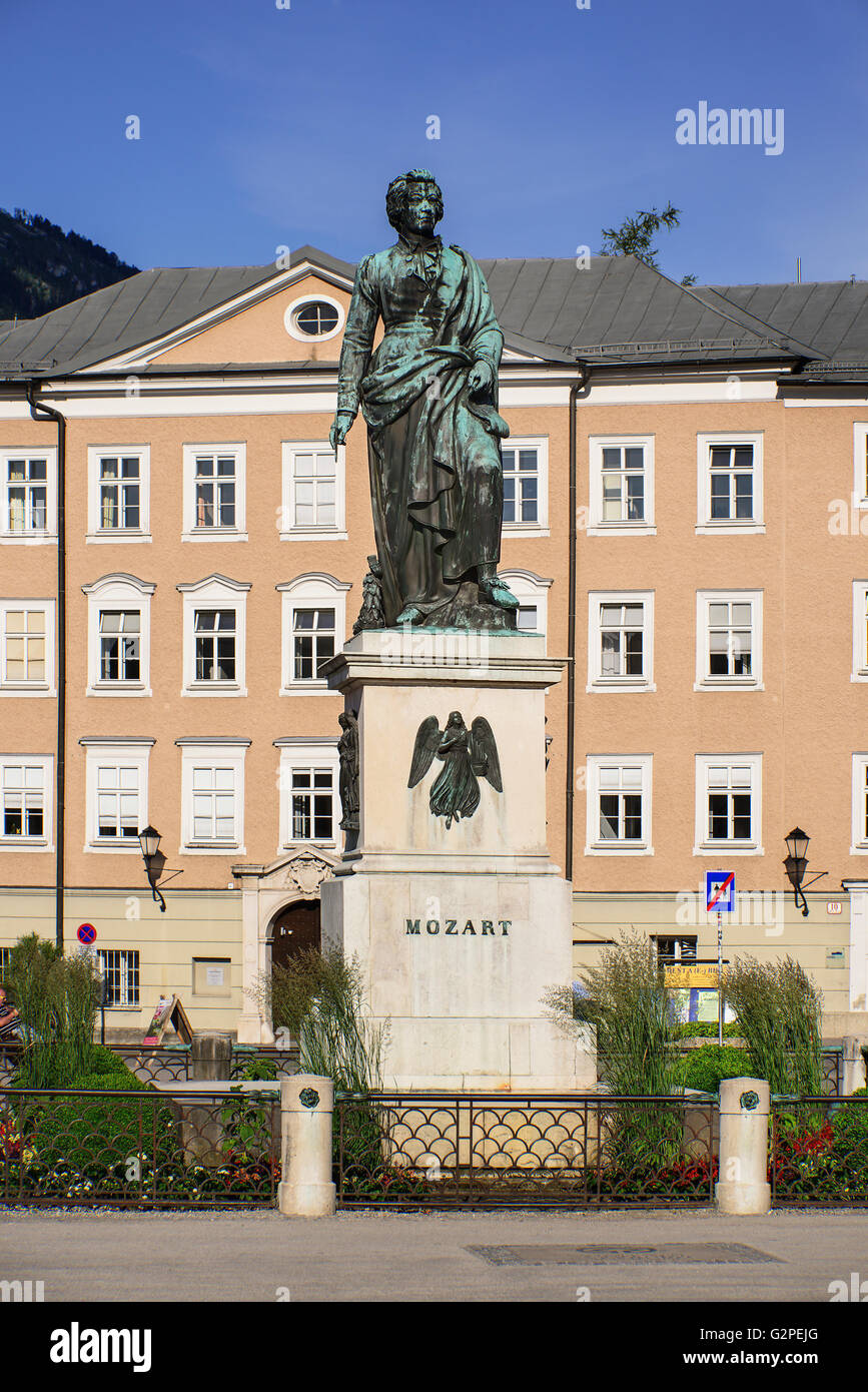 Austria, Salzburg, Mozartplatz, Wolfgang Amadeus Mozart statue Stock ...