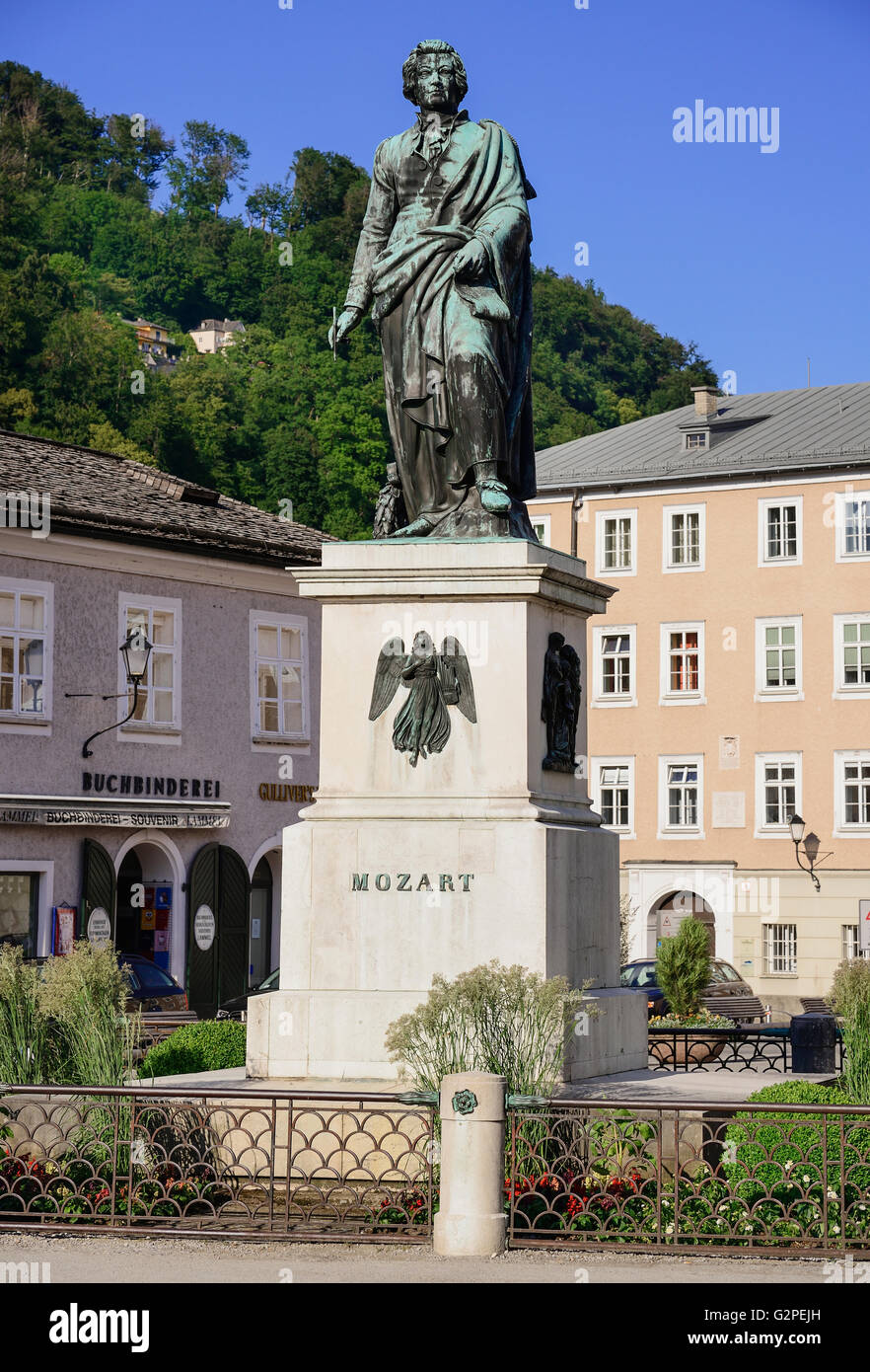 Austria, Salzburg, Mozartplatz, Wolfgang Amadeus Mozart statue Stock ...