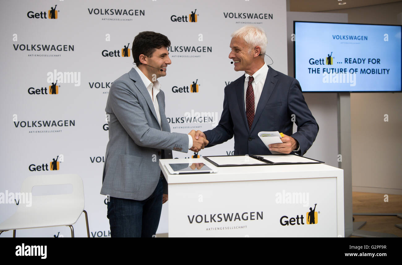 Matthias Mueller (r), CEO of Volkswagen AG, and Shahar Walser, founder ...