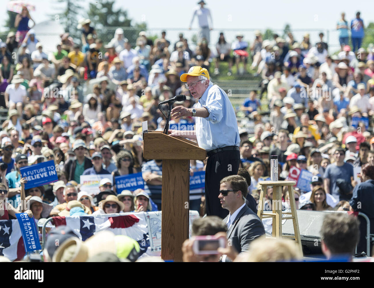 Palo Alto, California, USA. 1st June, 2016. Sen. BERNIE SANDERS draws a ...