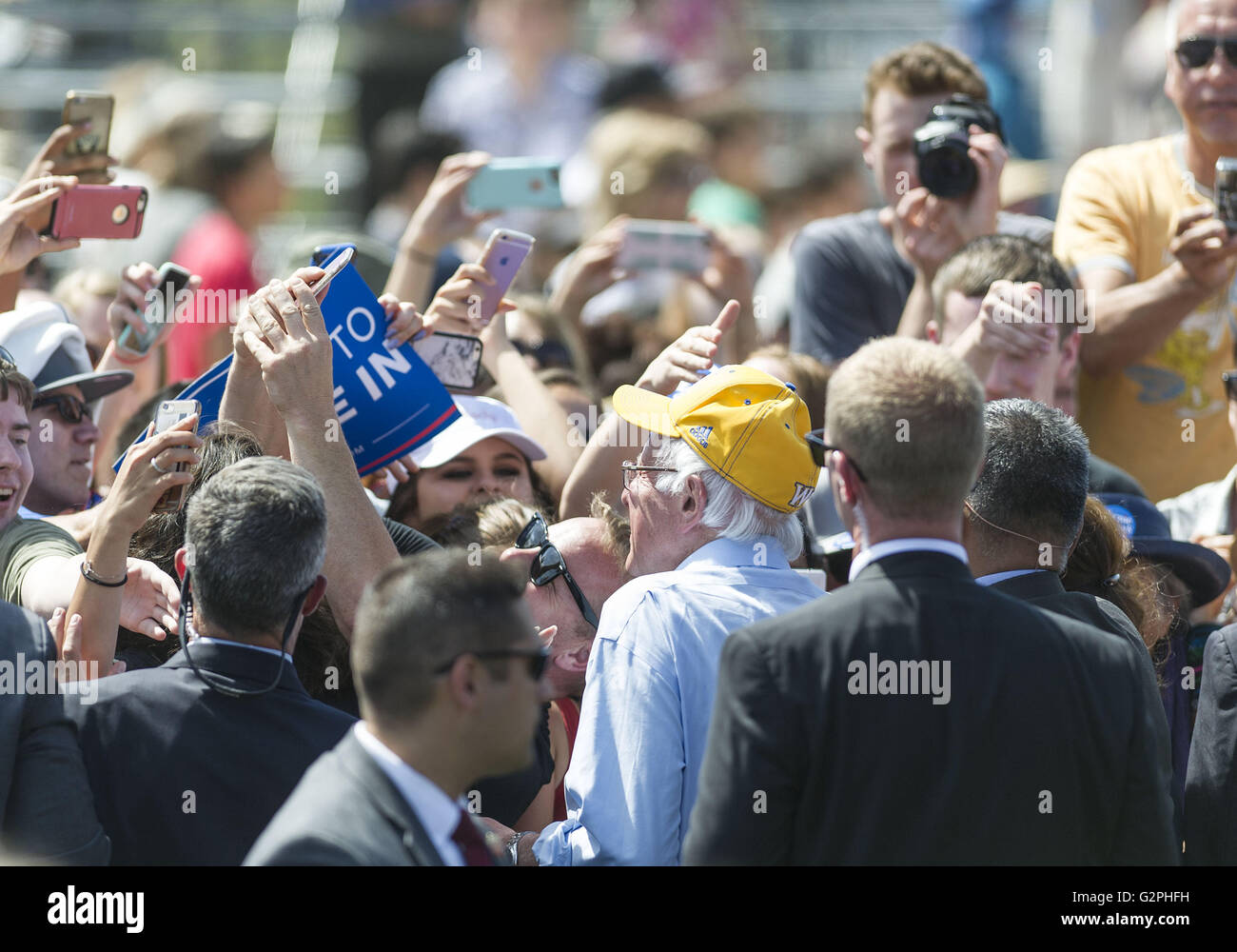 Palo Alto, California, USA. 1st June, 2016. Sen. BERNIE SANDERS draws a ...