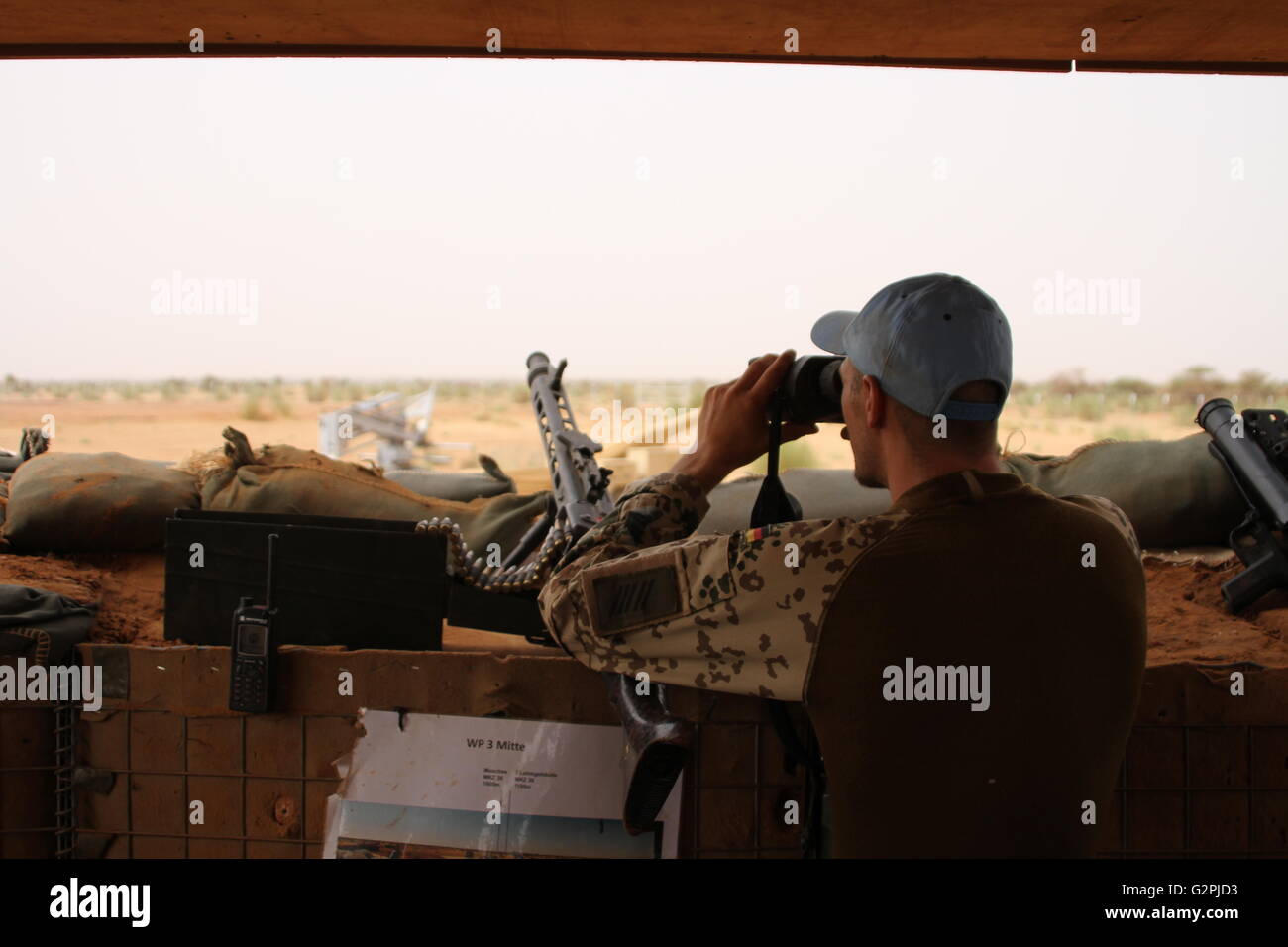 Gao, Mali. 7th May, 2016. A Bundeswehr soldier protecting 'Camp Castor ...