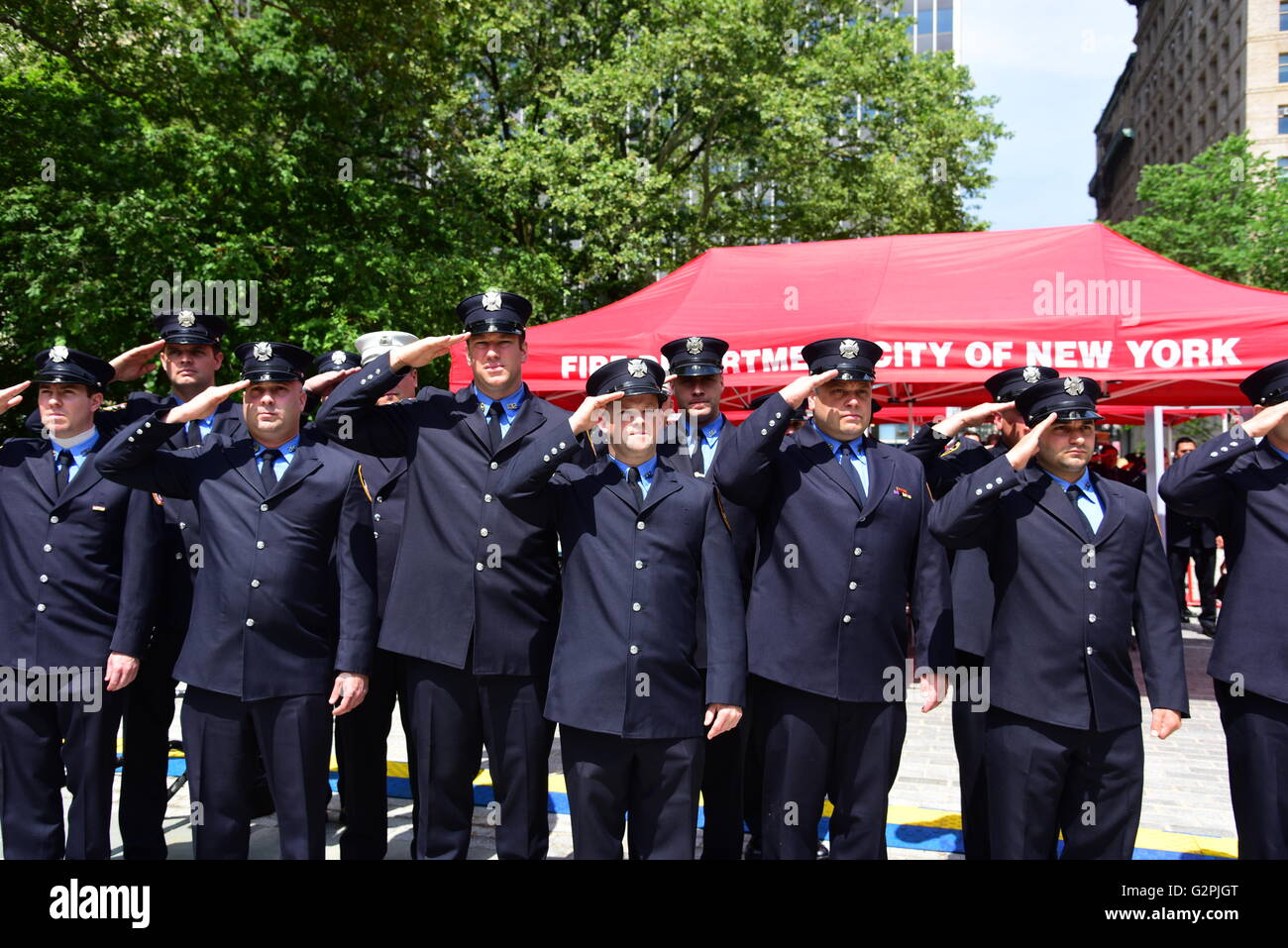 Fdny emt uniform hi-res stock photography and images - Alamy