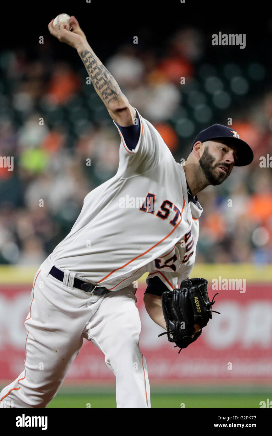 June 1, 2016: Houston Astros starting pitcher Mike Fiers (54) delivers ...