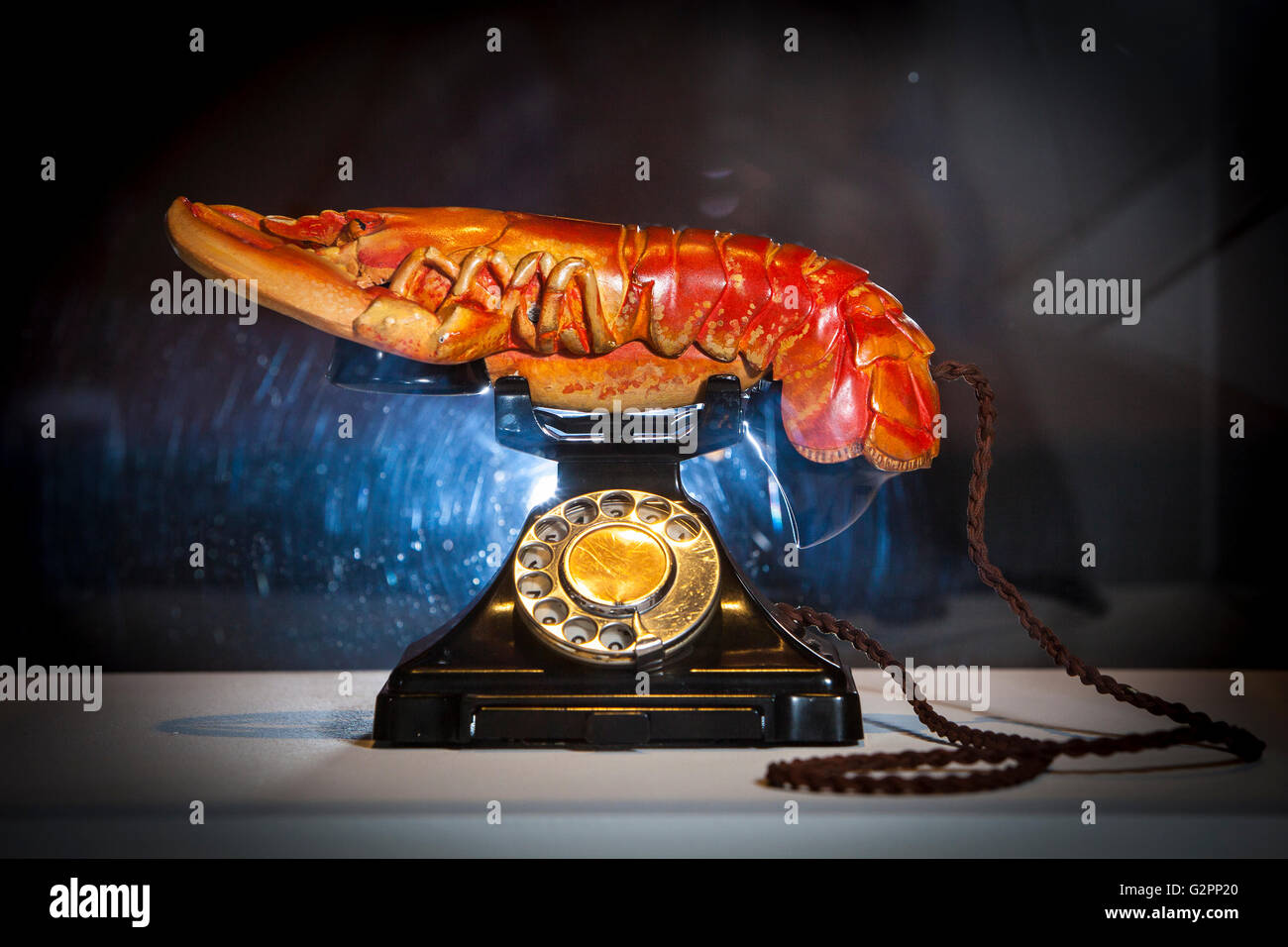 Salvador dali lobster telephone hi-res stock photography and images - Alamy