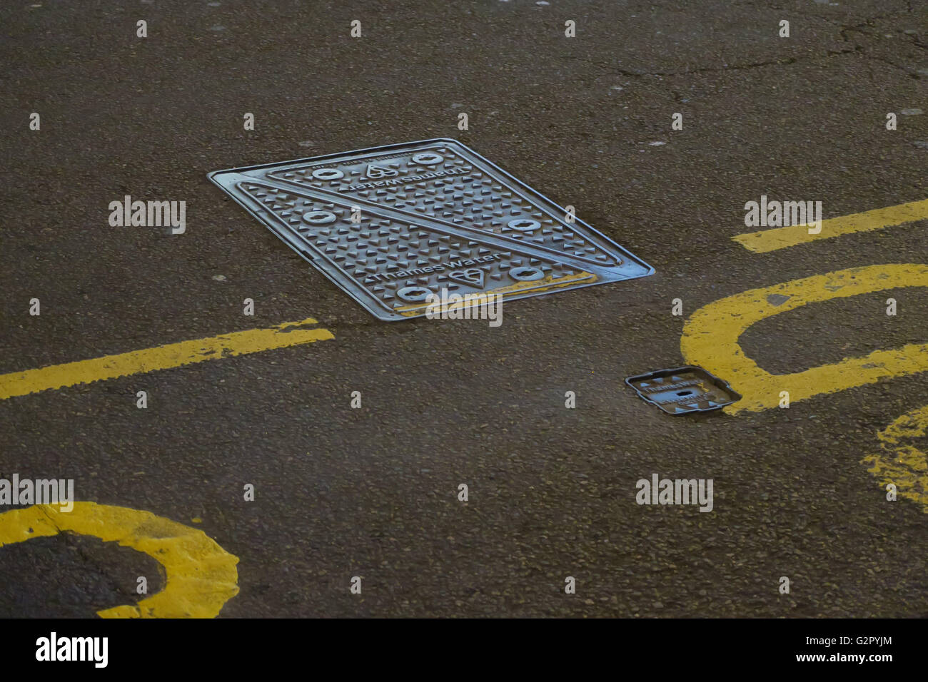 Manhole cover road markings hi-res stock photography and images - Alamy