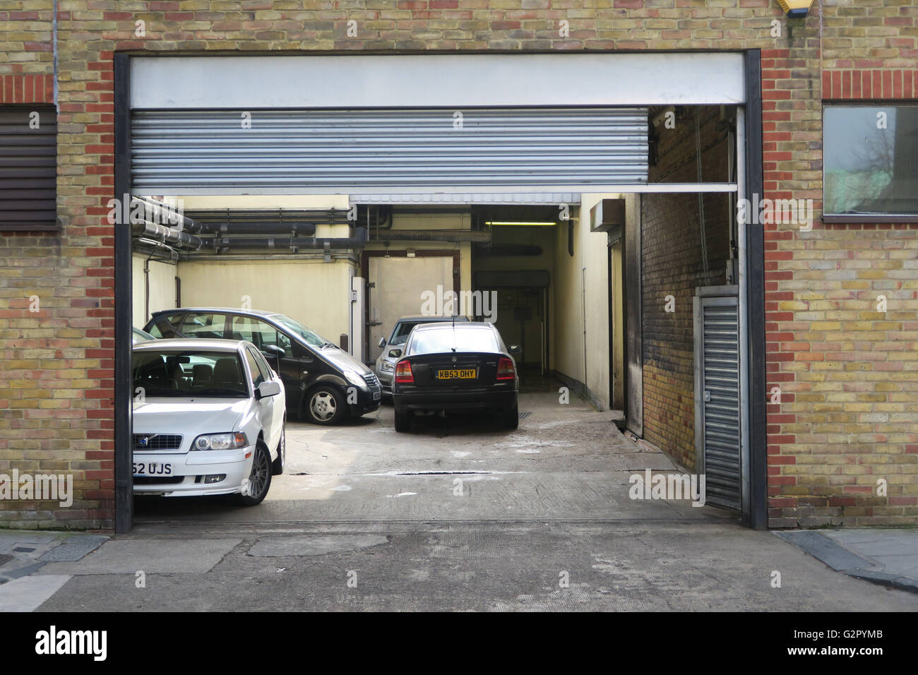 Cars garage repair hi-res stock photography and images - Alamy