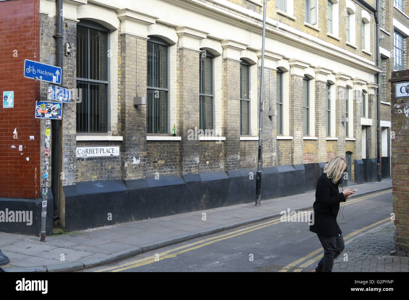 London alley woman hi-res stock photography and images - Alamy
