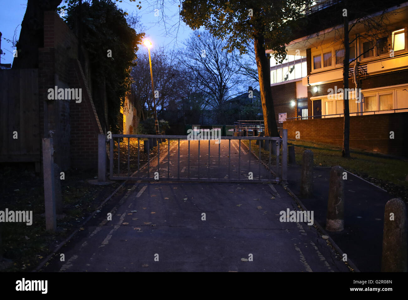 Council estate night hi-res stock photography and images - Alamy