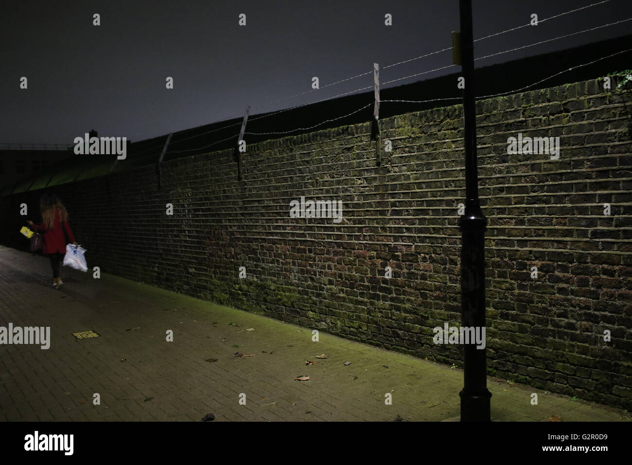 London alley night hi-res stock photography and images - Alamy